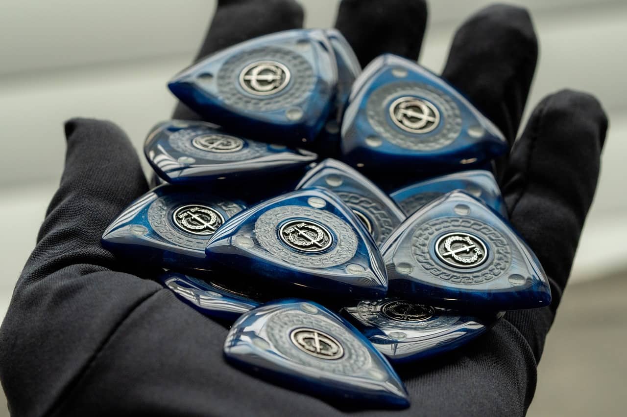 What Are The Benefits Of Using A Pick? - Jone Ruiz Guitar